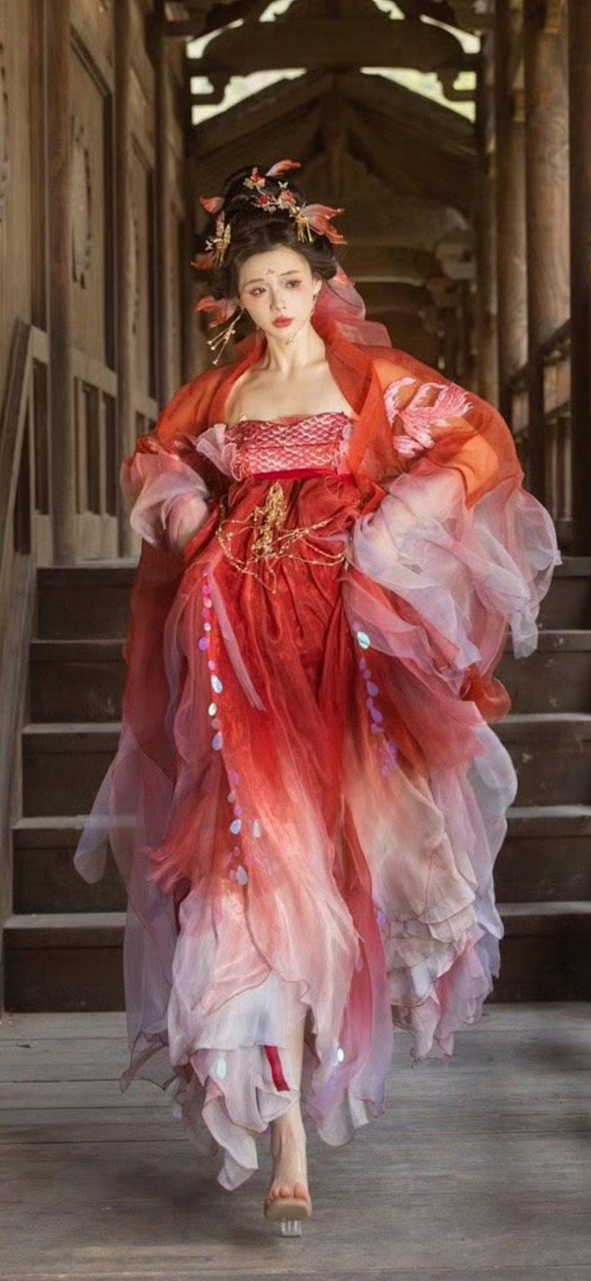 一舞剑器动四方 采集@别致的七 cr：三千渠