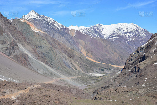 智利圣地亚哥的山脉、山谷和雪的景观