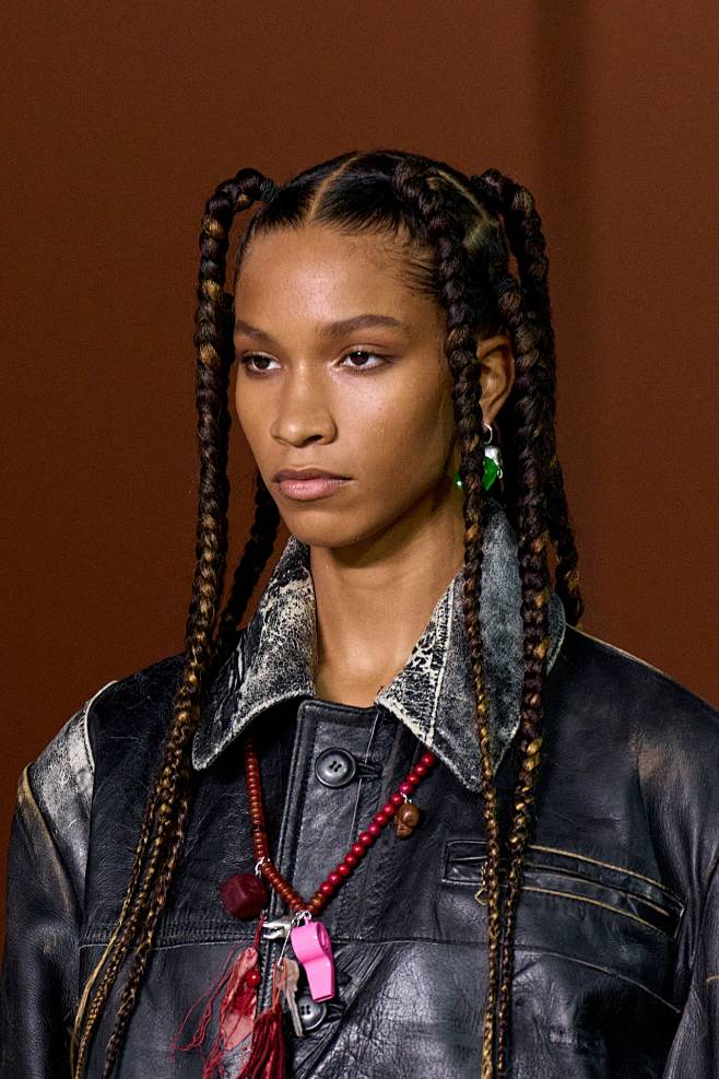 00118-coach-spring-2023-ready-to-wear-details-credit-gorunway