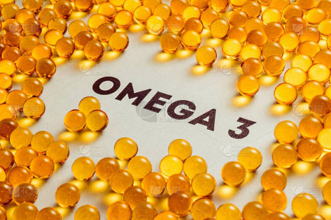 白色背景上的题词omega 3 。保健食品补充药品