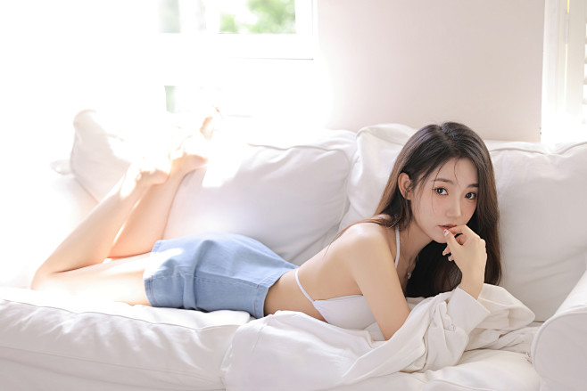 竖版https://huaban.com/pins/5677692045 5K居家沙发吊带美女