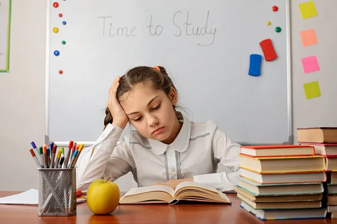 无聊的女学生读书，不想学习图片下载