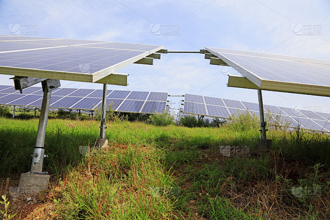 山坡上的太阳能电池板，特写照片
