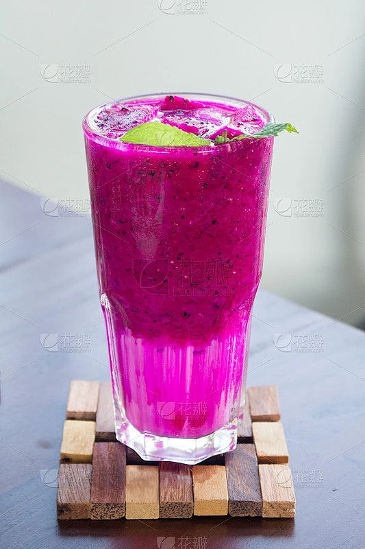 火龙果汁放在木盘子里素材-花瓣网