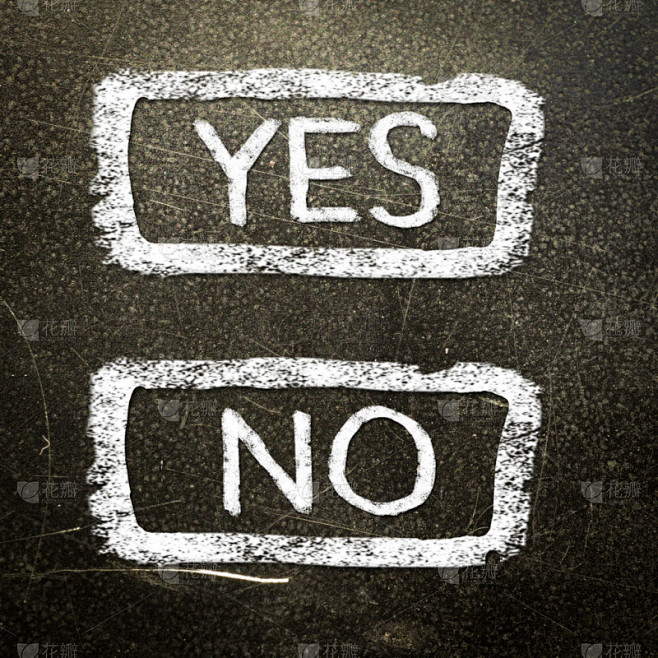 yes 或 no 用白色粉笔在黑板上写的。您的选择作为一种概念.