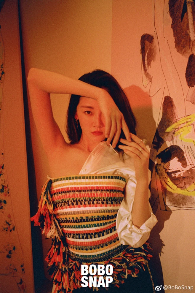 #BOBOSNAP x 苗苗 时尚大片##BOBOSNAP x 苗苗# 少小离家的女孩，骨子里又会有点男孩子的倔强和叛逆。虽然没有年轻人那么多新的爱好，但是说到底，@苗苗-vivi 也只不过是 ...