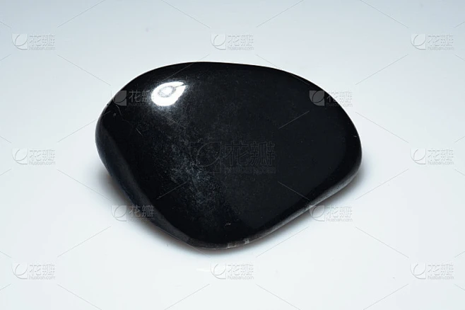 背景为天然黑色shungite cabochon素材-花瓣网