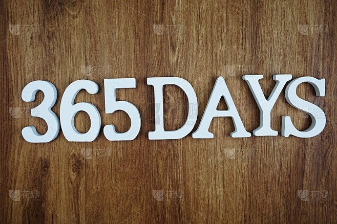 365天字母字母与空间副本在木制背景