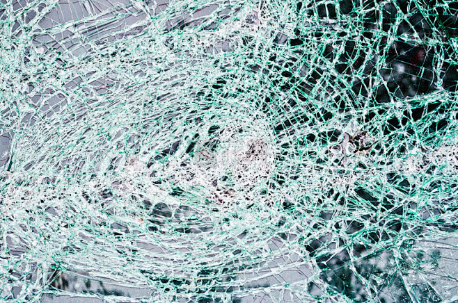 玻璃碎成无数的裂缝和裂痕