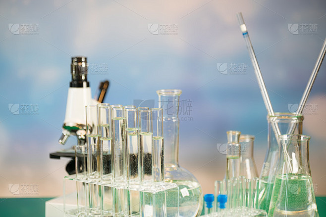 科学实验室研究与发展理念。带试管的显微镜