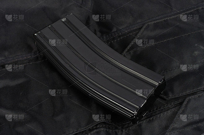 M-16第30弹匣，黑色制服上有弹药