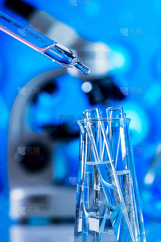 科学实验室研究与发展理念。带试管的显微镜