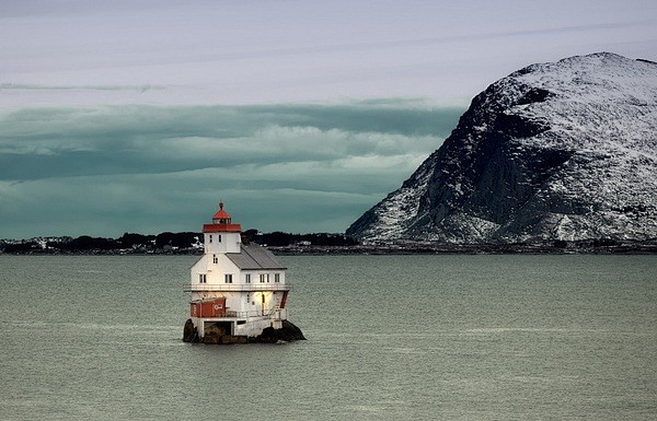 1.Stabben lighthouse near Florø, 挪威。挪威位于斯堪的纳维亚半岛西部，海岸线极其蜿蜒曲折，构成了挪威特有的峡湾 ...