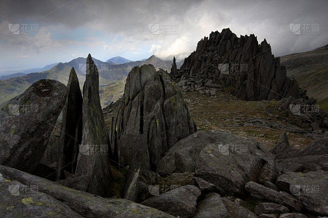 惊人的巨大的尖锐的石头山