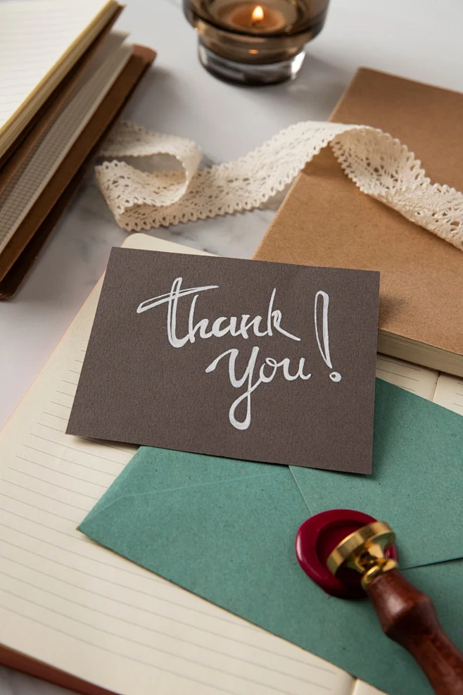 High angle thank you note and wax stamp-花瓣网