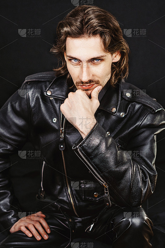 穿皮夹克的那个