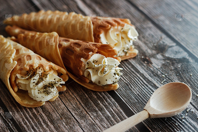 俄罗斯华夫饼配奶油芝士和香料