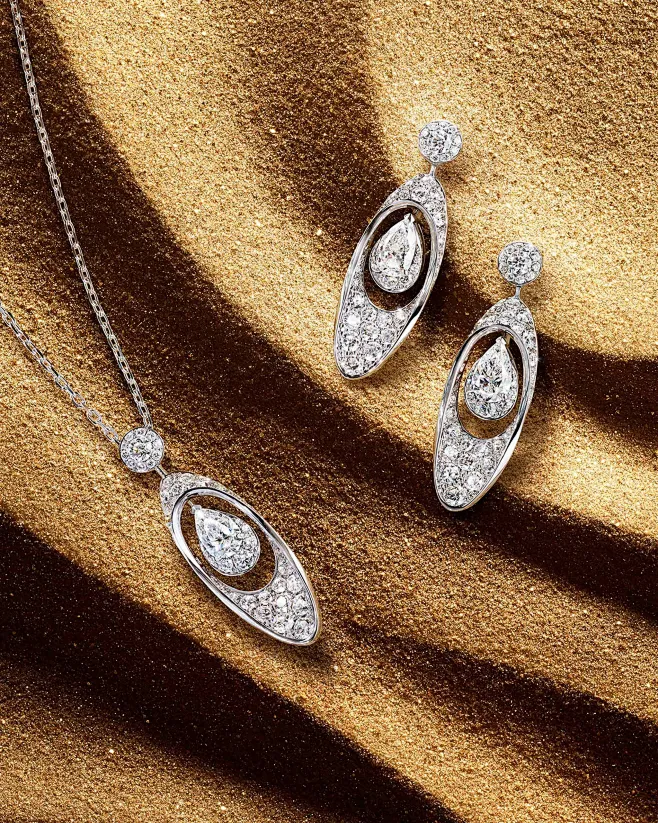 The abstract Graff Gateway motif is showcased in a pendant and earrings-花瓣网