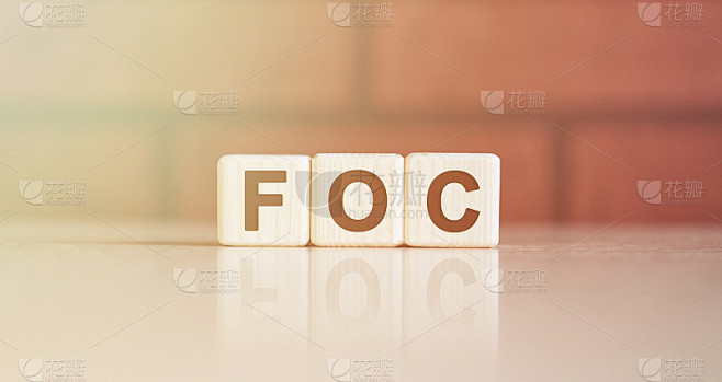 FOC缩略词的概念。文字在明亮的木方上