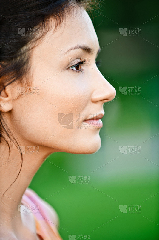 侧面像,女孩,注视镜头,垂直画幅,美,公园,休闲活动,美人,夏天,户外