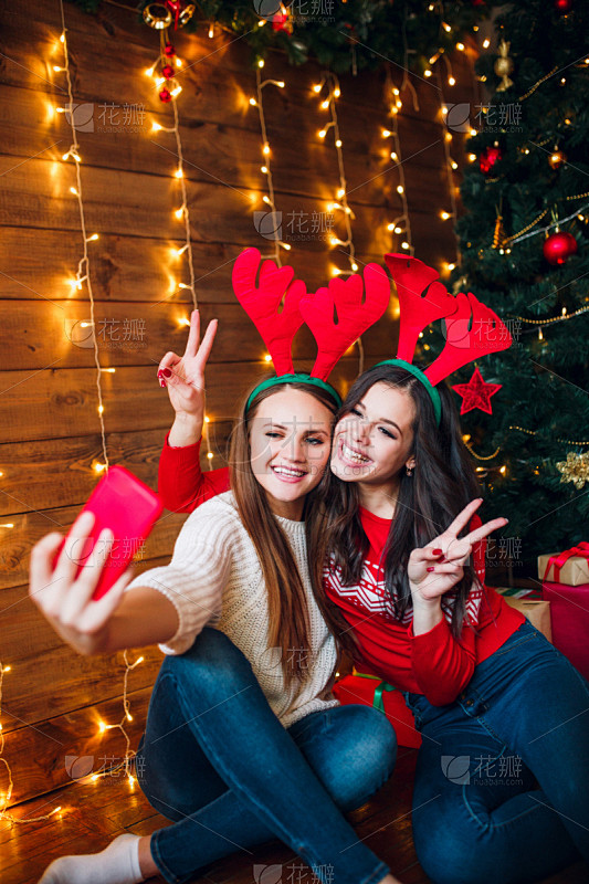 圣诞树,两个人,友谊,自拍,卧室,姐妹,家庭,肖像,拿着,欢乐