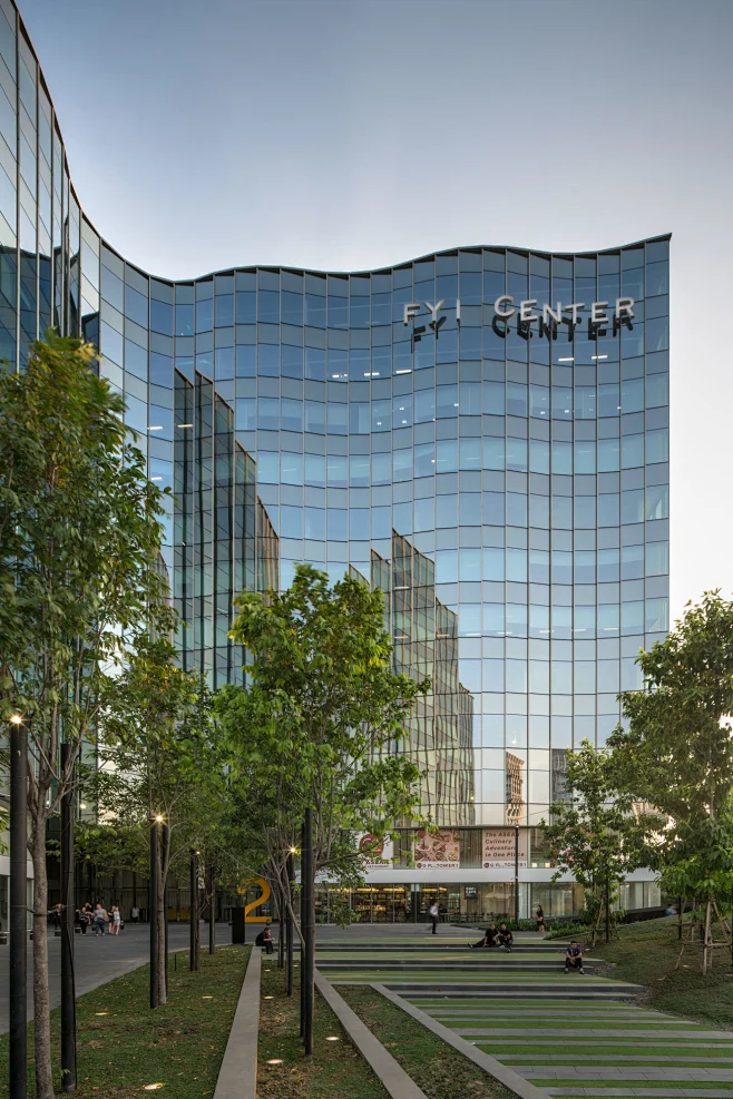 泰国曼谷FYI中心办公写字楼前广场景观 Bangkok, Thailand FYI Center office building by ...