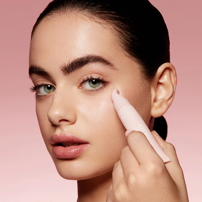 Kylie Skin Model using Eye Cream by Kylie Jenner-花瓣网