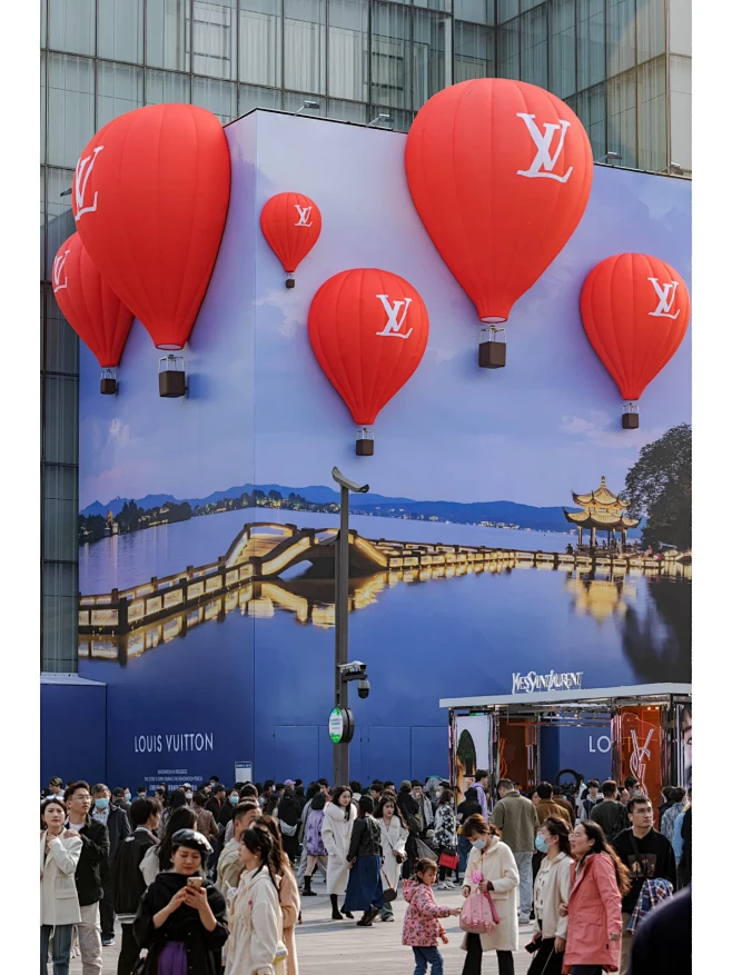 满眼的红色 ️ ️西湖边的巨型LV热气球-花瓣网