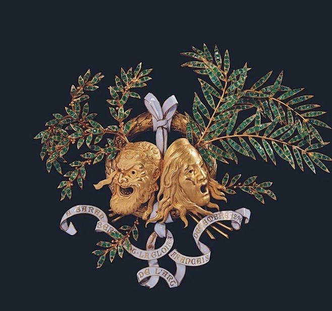 黄金胸针，by René Lalique，1896年 镶嵌圆形切割祖母绿，饰以珐琅。曾由 法国舞台剧女演员sarah Bernhardt 佩戴