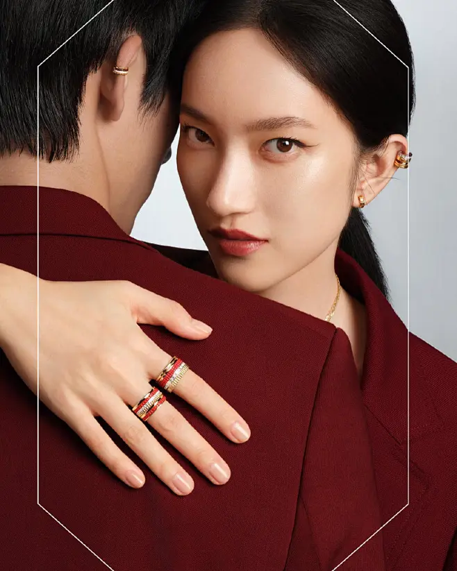 Photo by 周童 on August 03, 2022. May be an image of 1 person, jewelry and text.-花瓣网