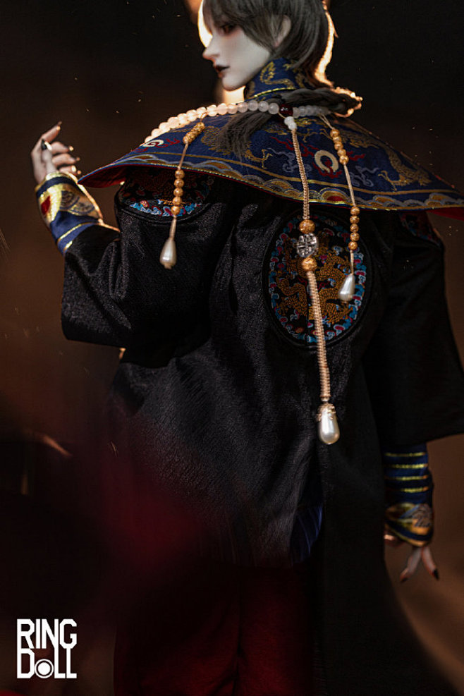 ringdoll超话 【僵尸叔叔】剪影预告 僵尸最早出现在五代的南唐，从清朝开始大量涌现，所以电影里的僵尸大多都身着清朝官服。1985年的 ...