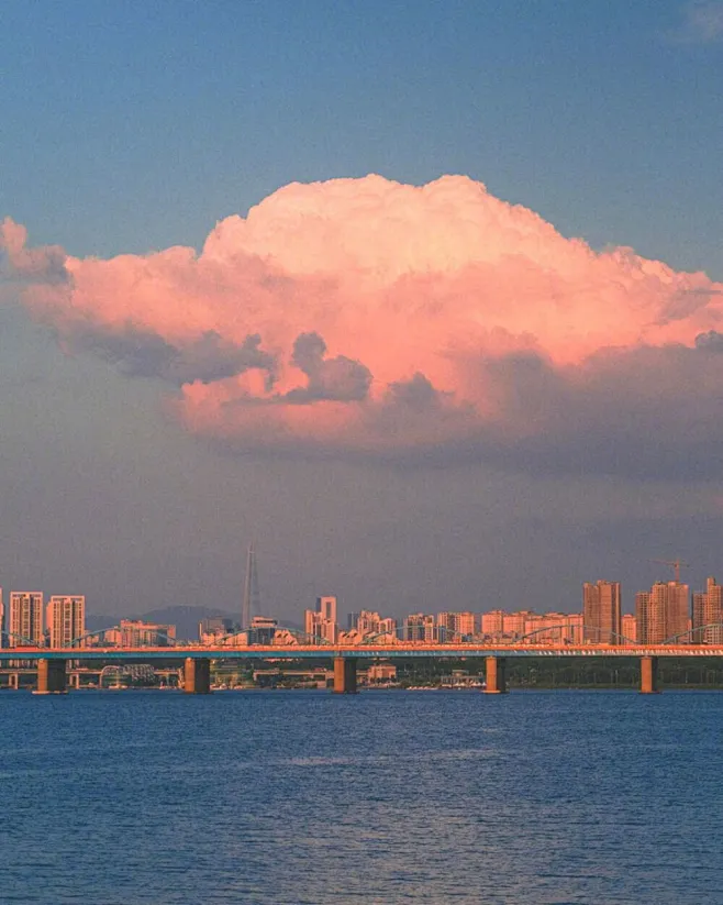暮色里的云朵。ins：hello_dongwon-花瓣网