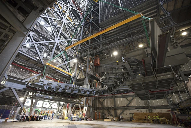 KSC-2015-3631 : A 325-ton crane begins to lift the first half of the K ...