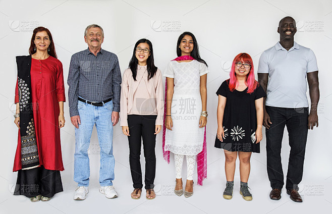 不同种族的人在拍摄