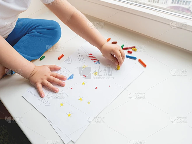 Left-handed toddler sits on windowsill and paints 素材-花瓣网