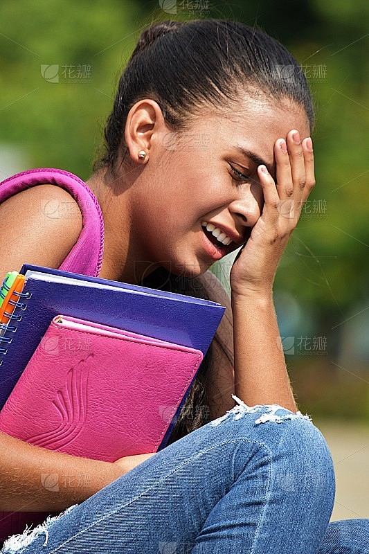 哭泣的可爱少女学生