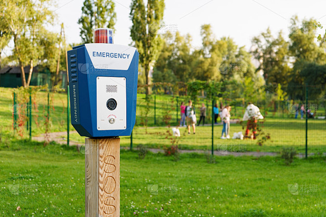 公园里有警报器、警察、紧急按钮。