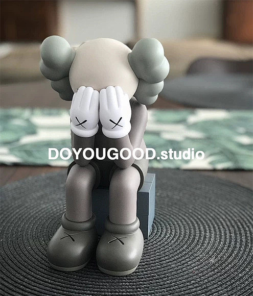 kwas公仔海港城手办 潮流摆件潮牌模玩 潮玩玩具限量玩偶坐姿捂脸