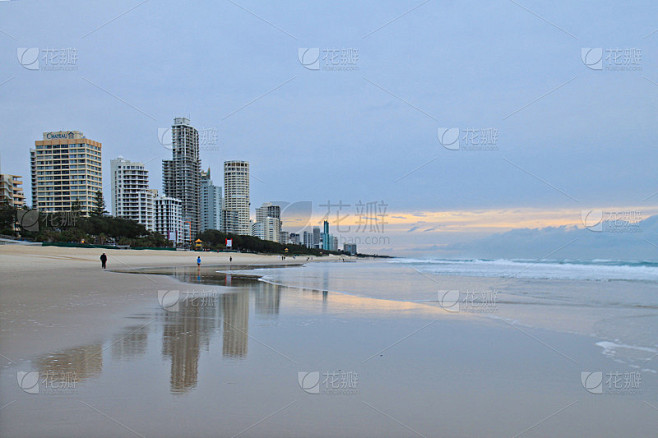 从澳大利亚昆士兰黄金海岸的海滩看城市