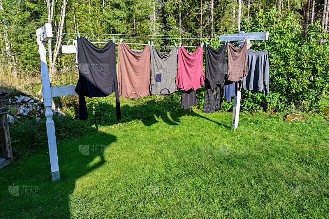 晾在户外晾衣绳上的衣服素材-花瓣网