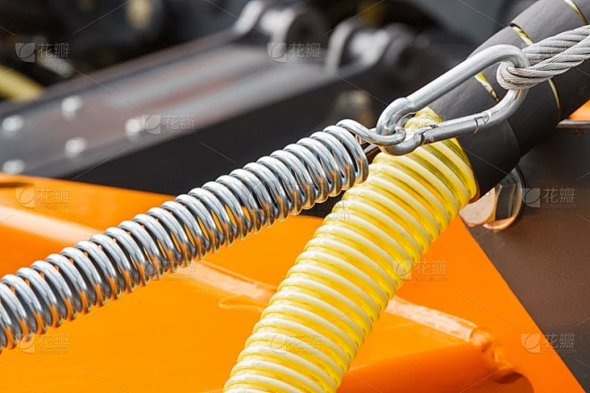 农业或工业机械用塑料波纹管和钢弹簧。液压或气动设备的一部分素材-花瓣网