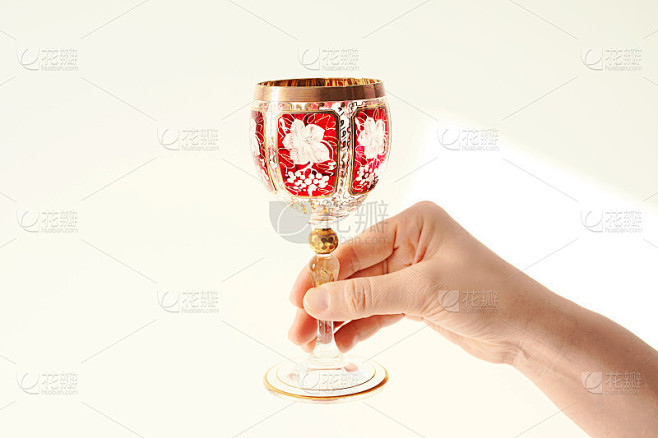 手里拿着酒杯 3064