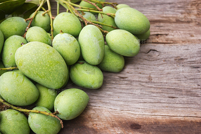 新鲜绿色的芒果。