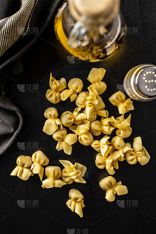 意大利面。Sacchettini面食。