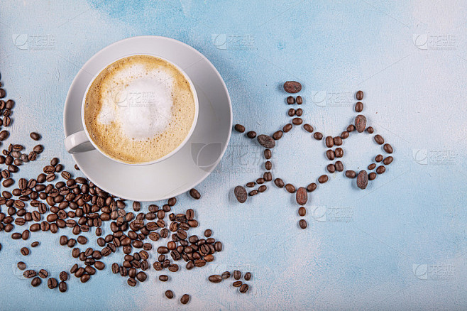一杯由咖啡豆产生的含有咖啡因分子的咖啡。