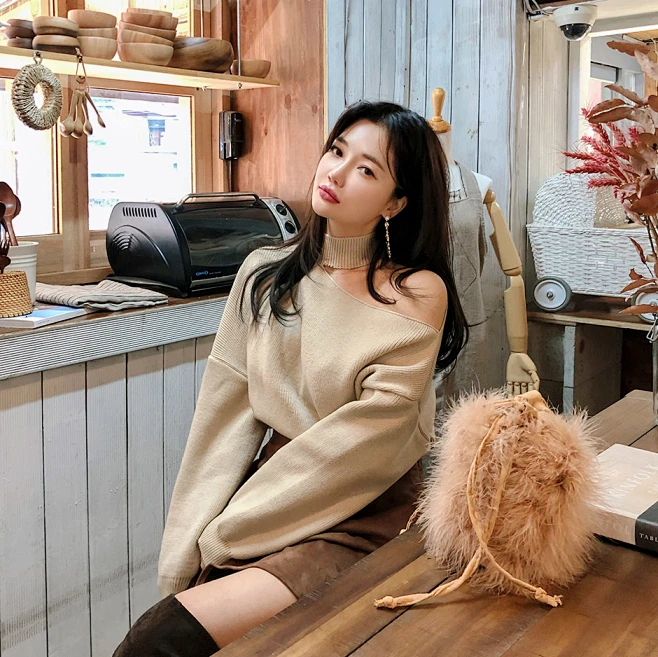 언젠간 우리가 함께 knit by 츄(chuu) : COMMENT 유니크한 네크라인 절개 니트 쇄골라인이 들어난 섹시한 라인 오버핏으로 더욱 여리여리해보이는 니트 ...