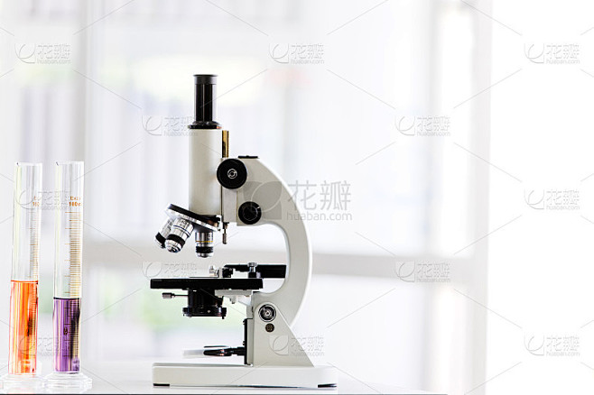 实验室桌上的彩色试管和显微镜。