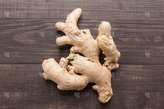 以姜为背景。俯视图