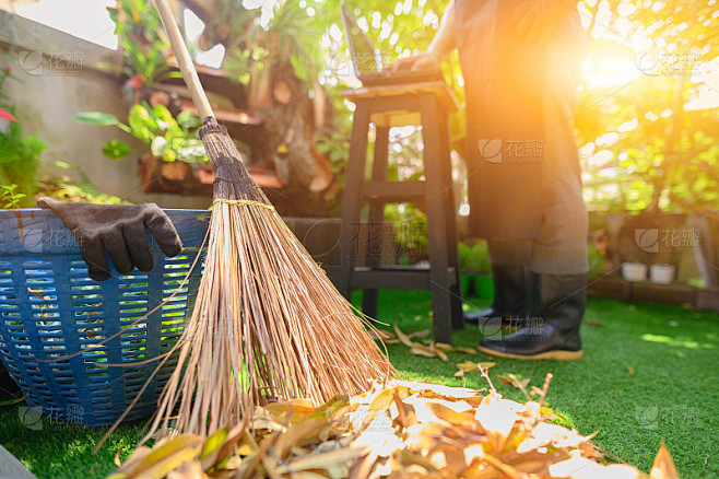 打扫和清扫留在家里的花园。呆在家里注意安全。Covid-19的影响和阻止病毒爆发。在家工作。Self