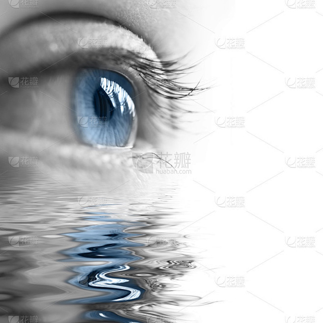 蓝色眼睛的特写，水的倒影